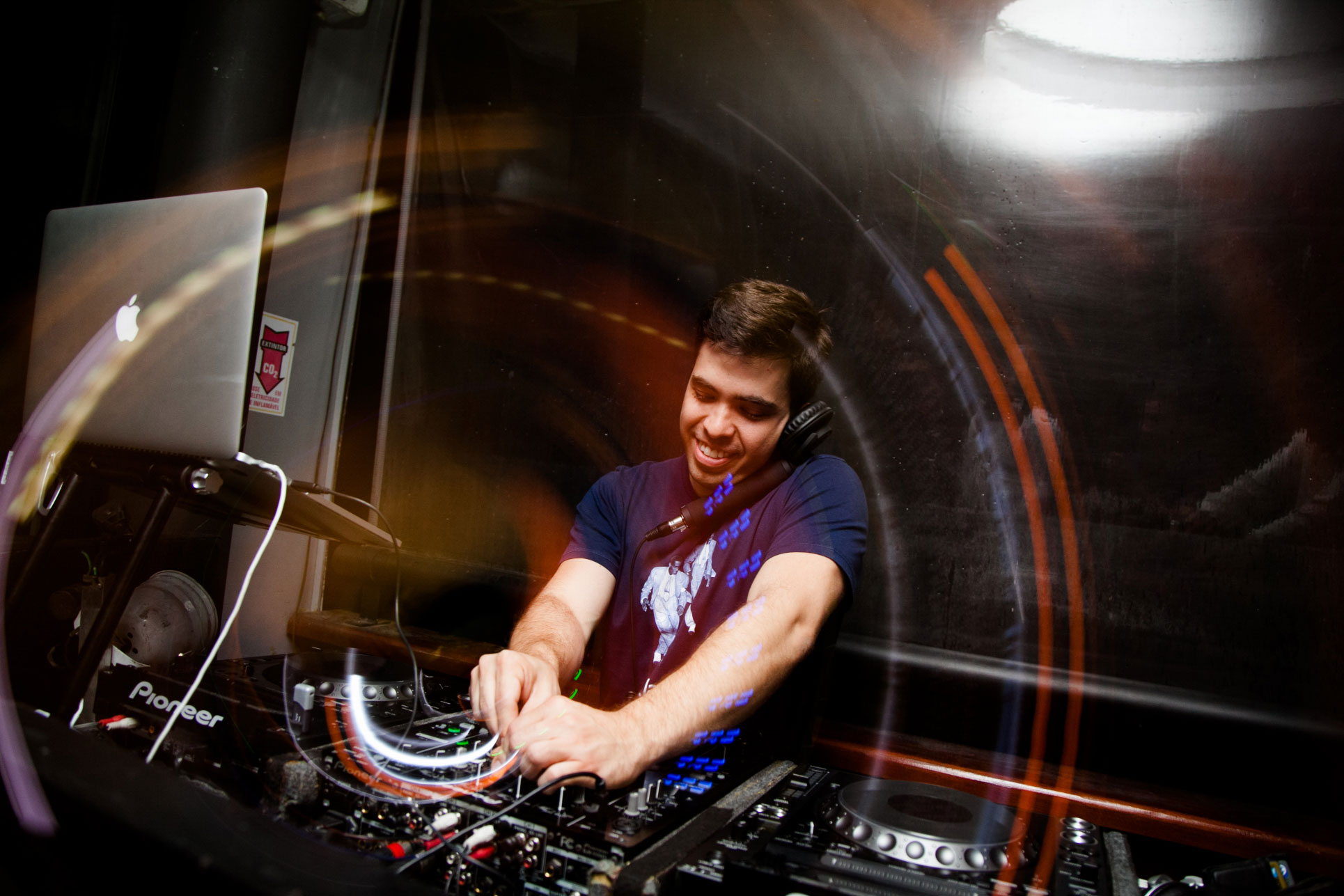 DJ Danny Dee fica a semana toda conectado com a pista