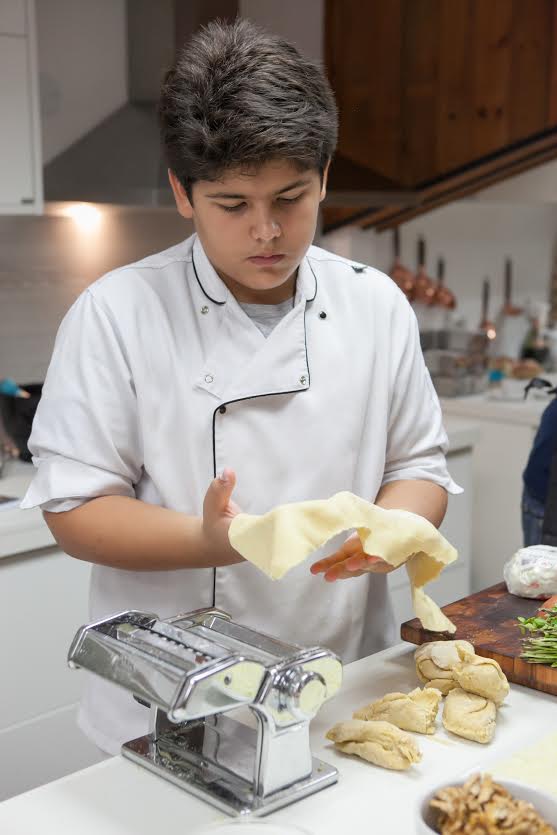 Mini-chefe de cozinha ganha espaço em programa de TV.