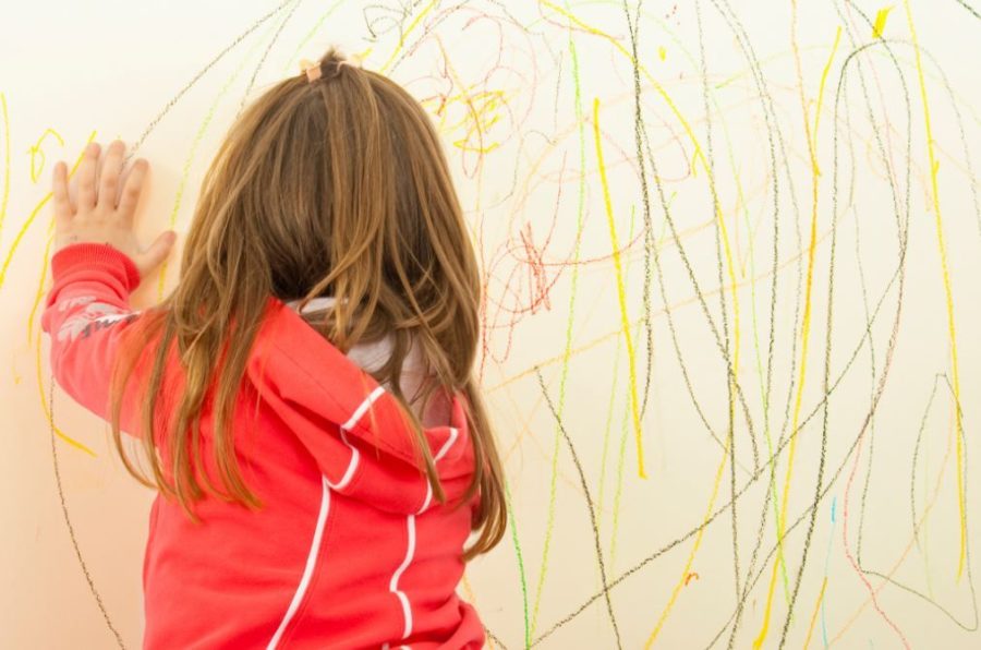 Como tirar riscos de parede riscada?